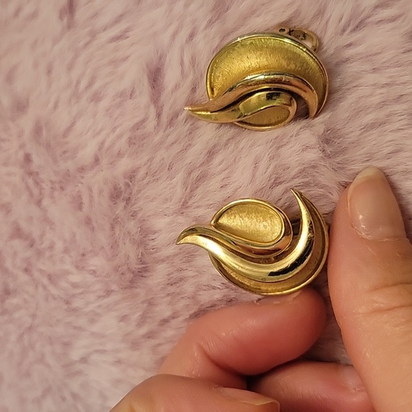 Trifari | Jewelry | Vintage Trifari Earring | Poshmark